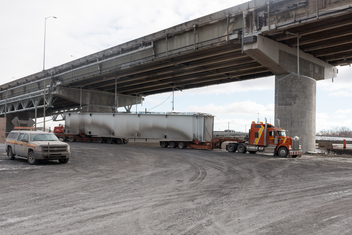 Les premières poutres-caissons arrivent au chantier du nouveau pont ...