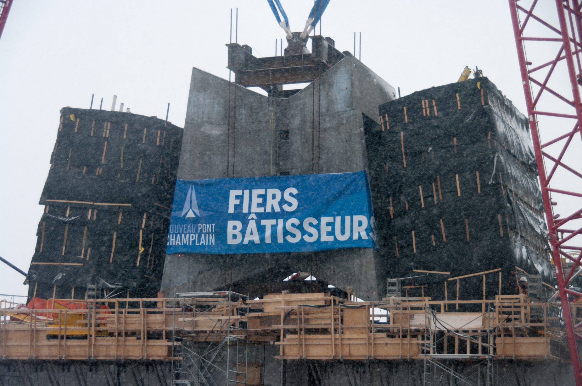 Premier levage de l’entretoise supérieure du pylône principal - Samuel ...