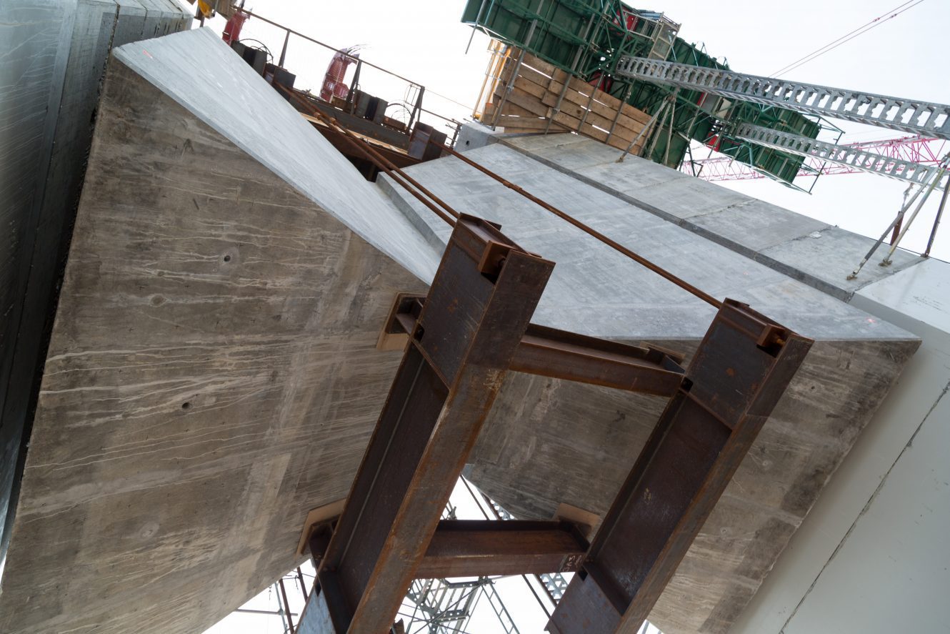 Levage final de l’entretoise supérieure du pylône principal - Samuel De ...