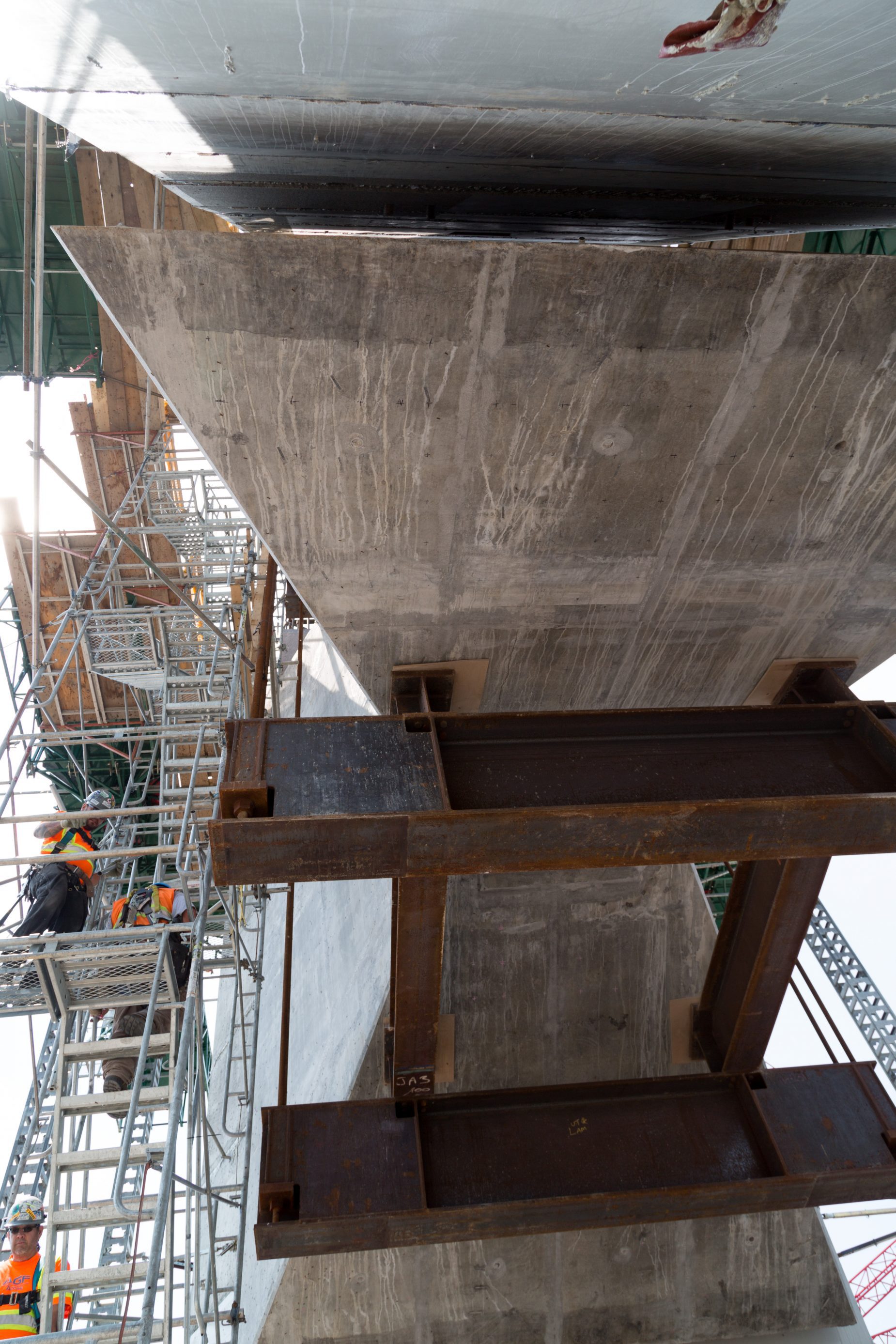 Levage final de l’entretoise supérieure du pylône principal - Samuel De ...