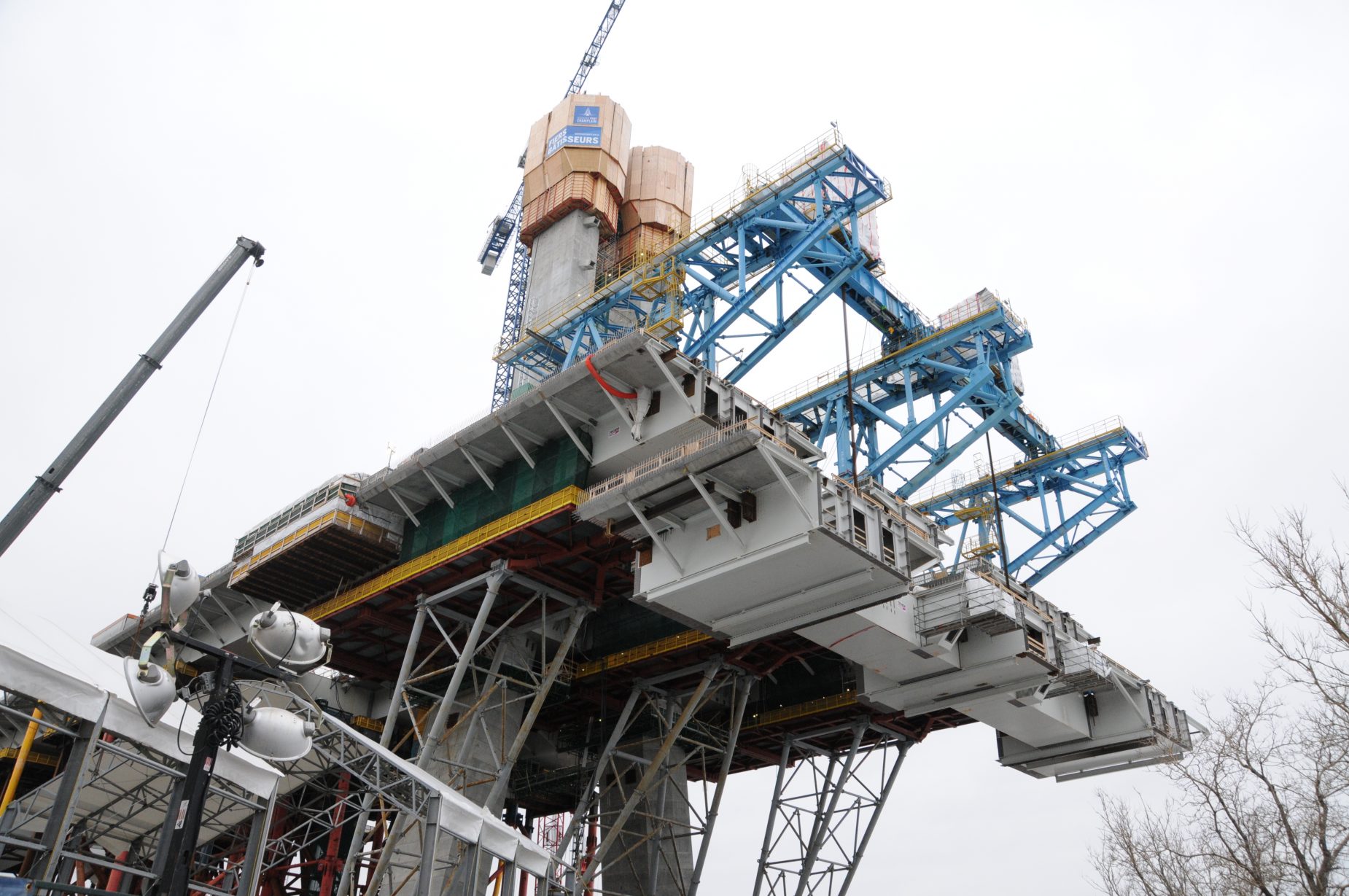 Mission accomplie pour l’installation du premier voussoir de la travée ...