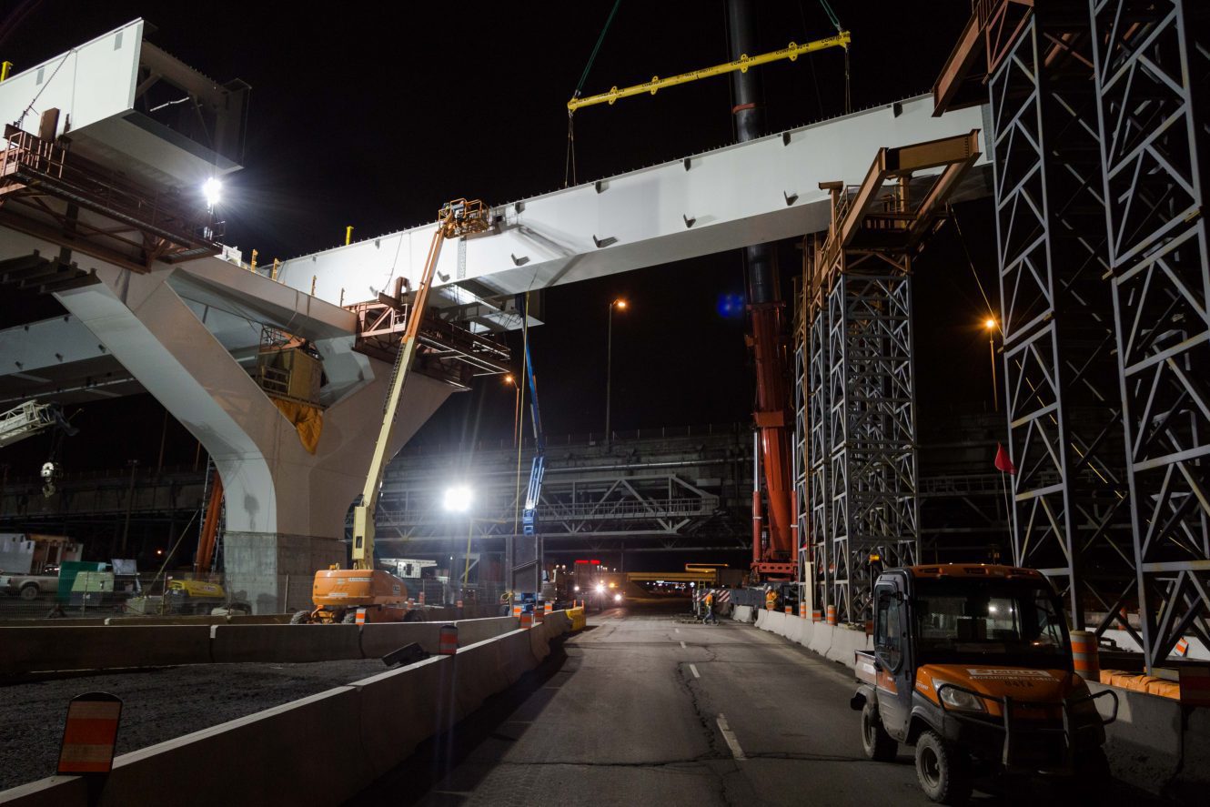Les premières poutres-caisson du nouveau pont Champlain surplombent l ...